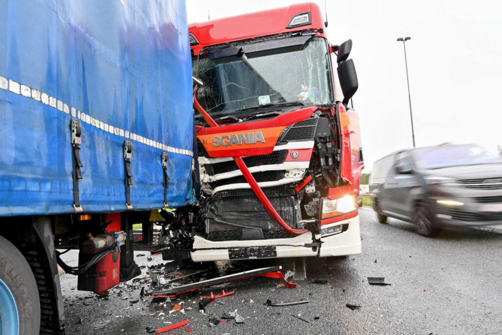 Veel schade na botsing tussen vrachtwagens - 112Brabant