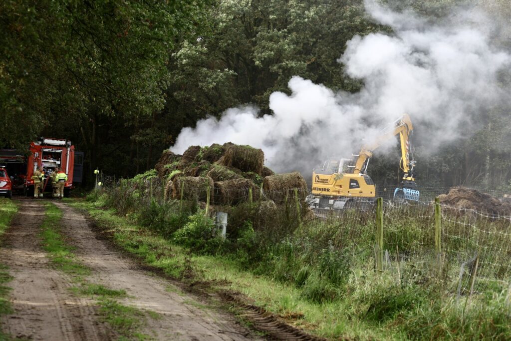 Grote stapel hooibalen in brand - 112Brabant