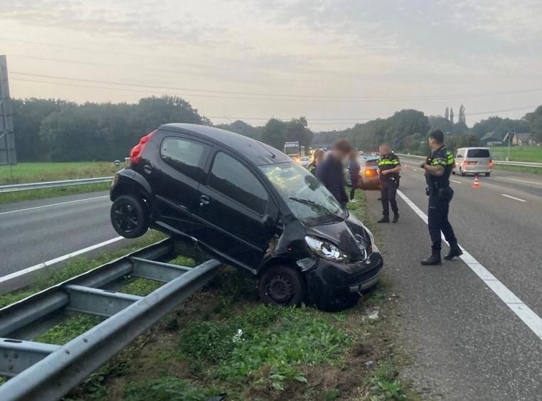 Auto belandt op vangrail na ongeval - 112Brabant