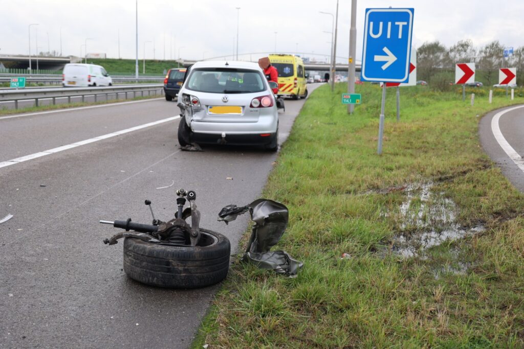 Veel schade na botsing tussen twee auto’s - 112Brabant