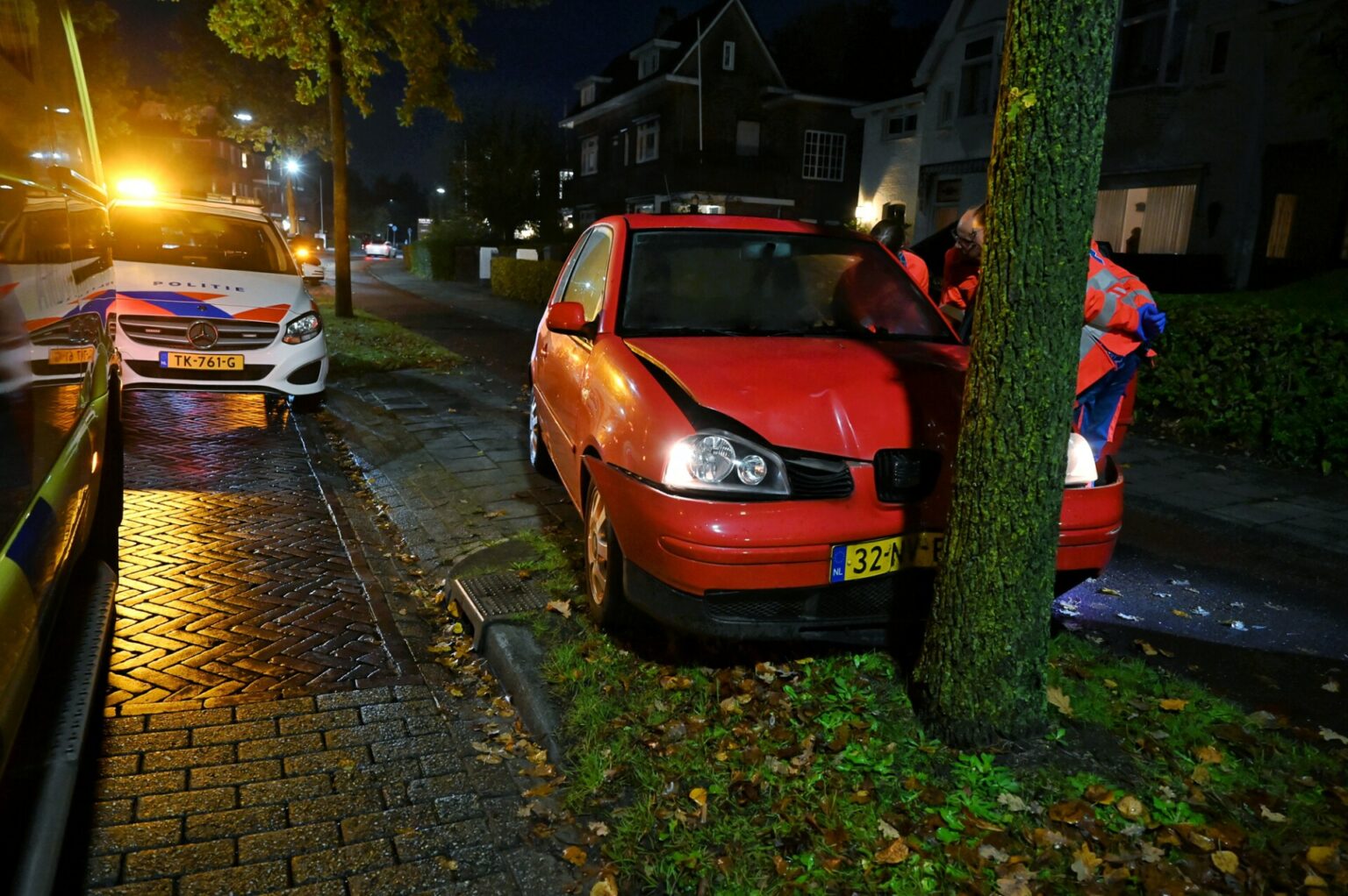 Vrouw botst met auto tegen boom en raakt gewond - 112Brabant