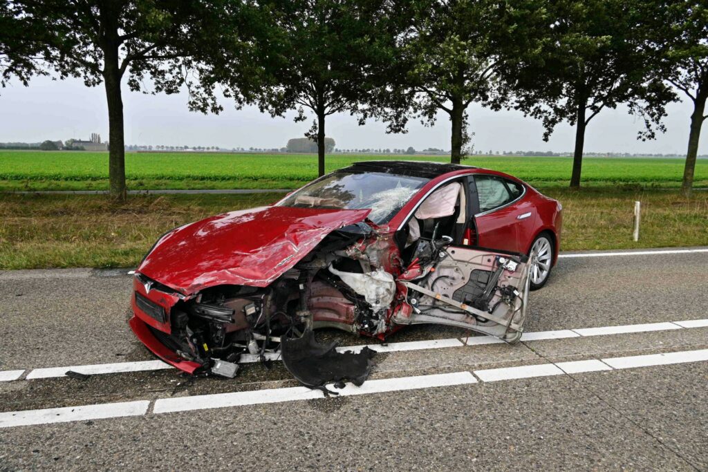 Inhaalpoging op provinciale weg eindigt in frontale botsing - 112Brabant