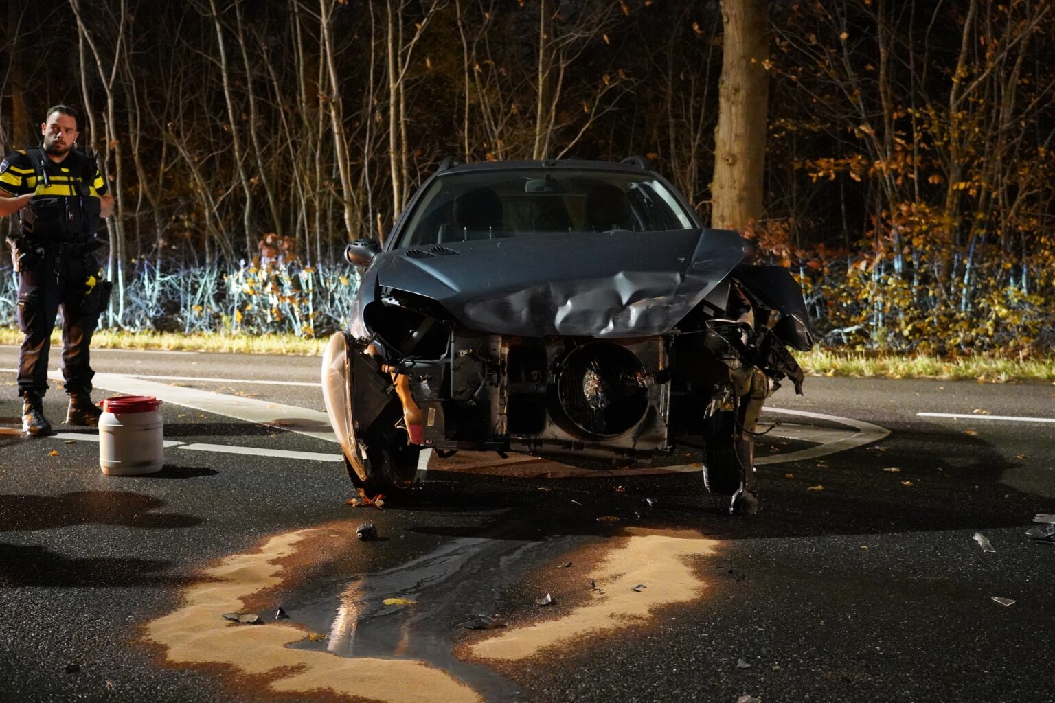 Automobilist raakt verkeersheuvel en botst op tegenligger - 112Brabant