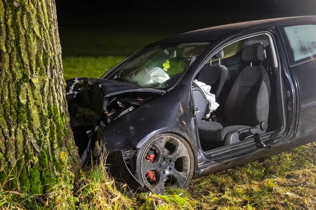 Automobilist gewond na botsing tegen boom - 112Brabant