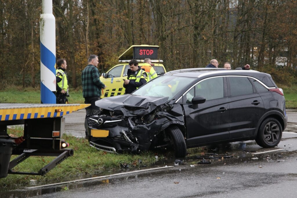 Veel schade na ongeval tussen twee auto’s - 112Brabant