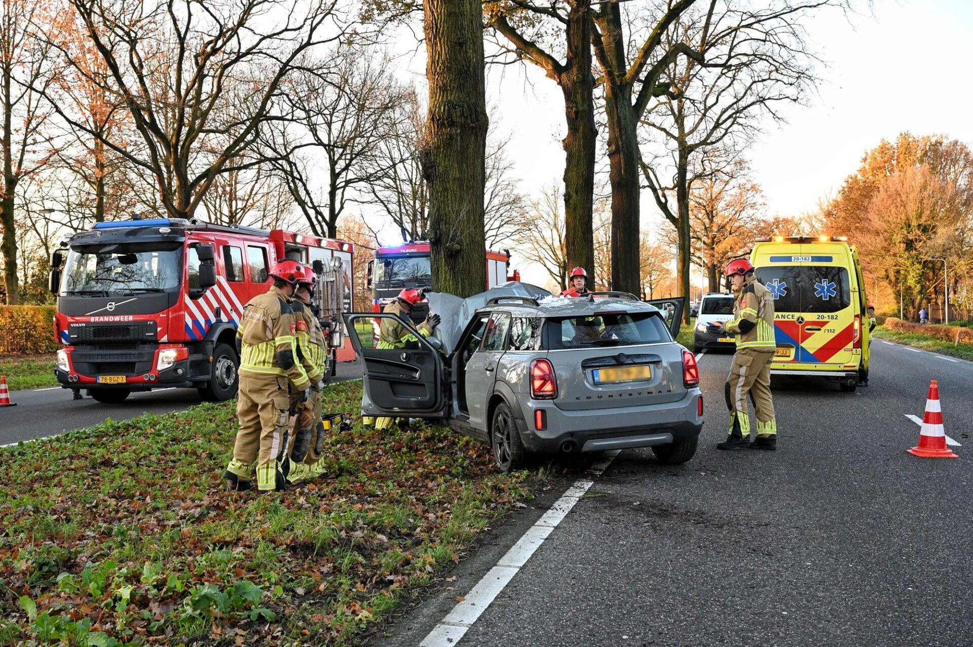 Zwaargewonde nadat auto tegen boom botst - 112 Nederland
