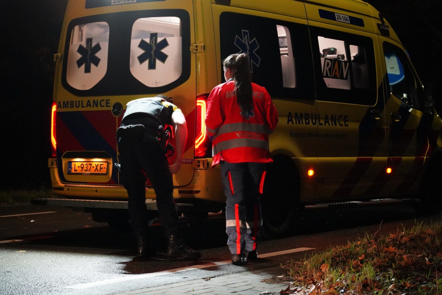 Automobilist raakt verkeersheuvel en botst op tegenligger - 112Brabant