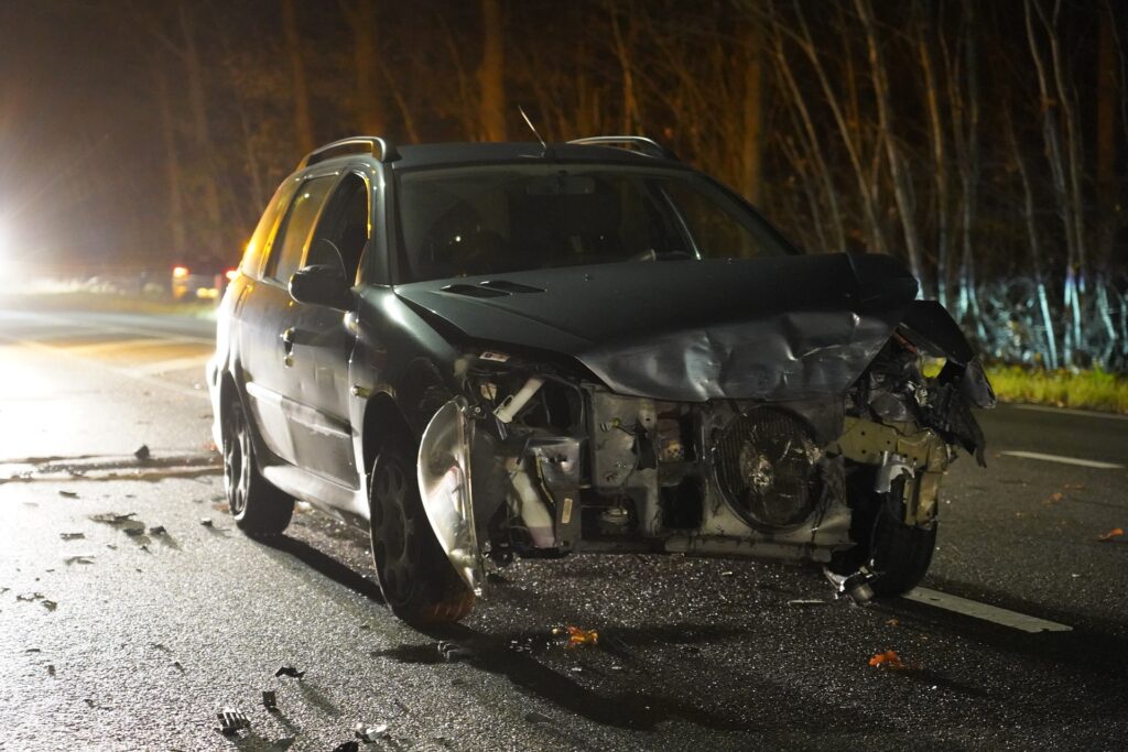 Automobilist raakt verkeersheuvel en botst op tegenligger - 112Brabant