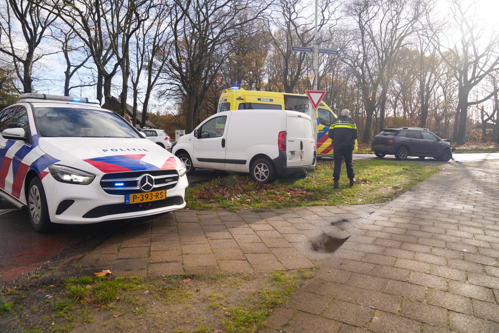 Veel schade na botsing tussen auto en busje - 112Brabant