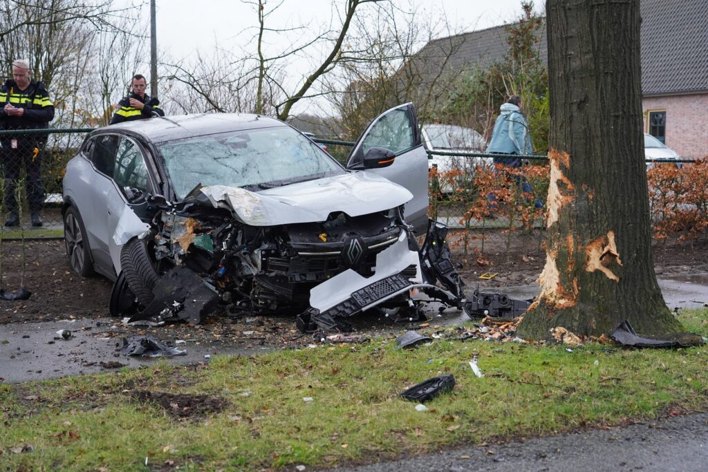 Automobiliste gewond na botsing tegen boom - 112Brabant Automobiliste gewond na botsing tegen boom - 112Brabant