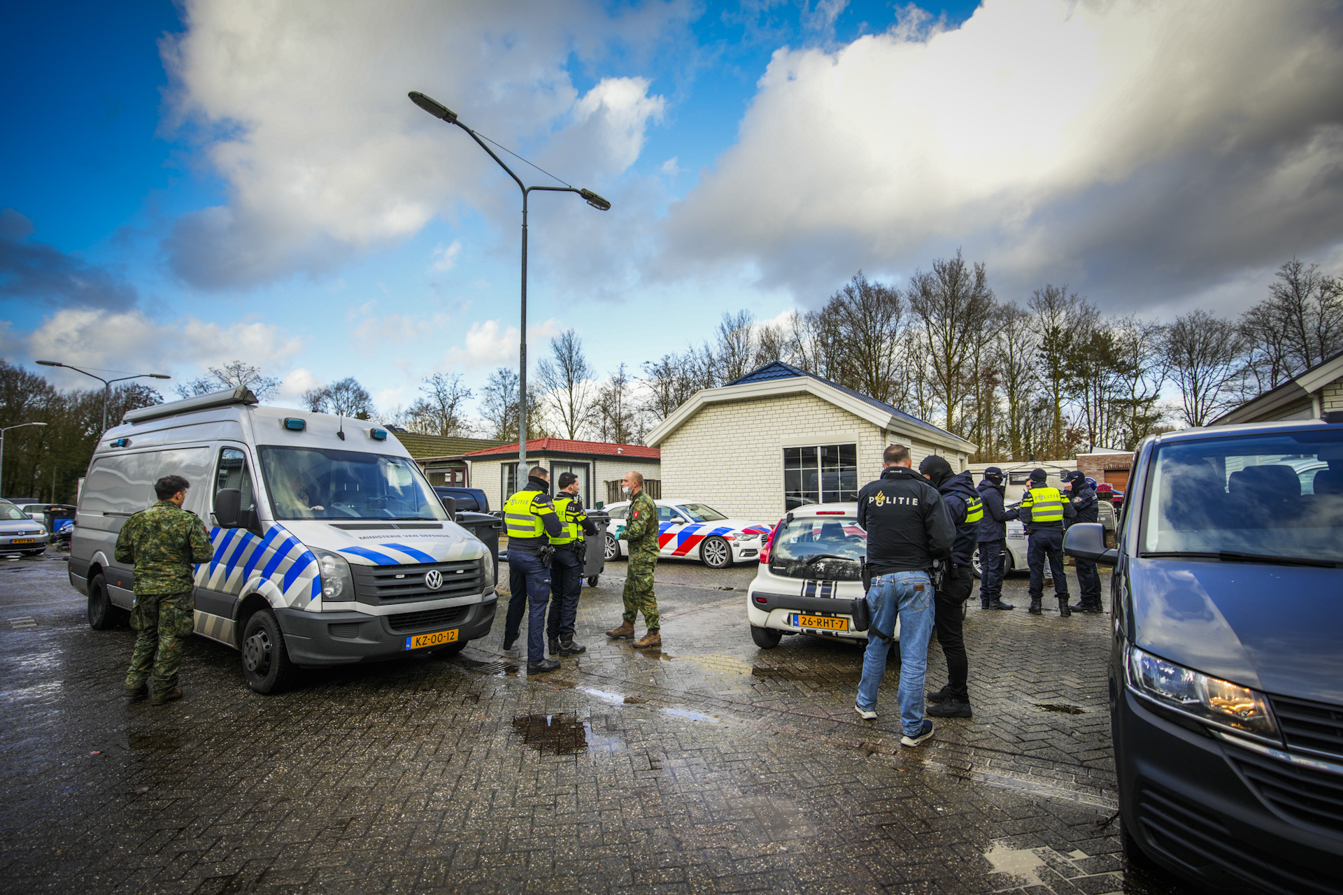 Grote inval op woonwagenkamp, ook EOD ingezet - 112Brabant