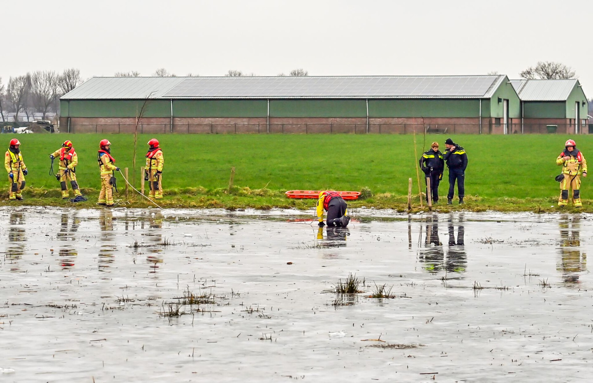 Hulpdiensten rukken groot uit voor vermiste jongen in water - 112Brabant