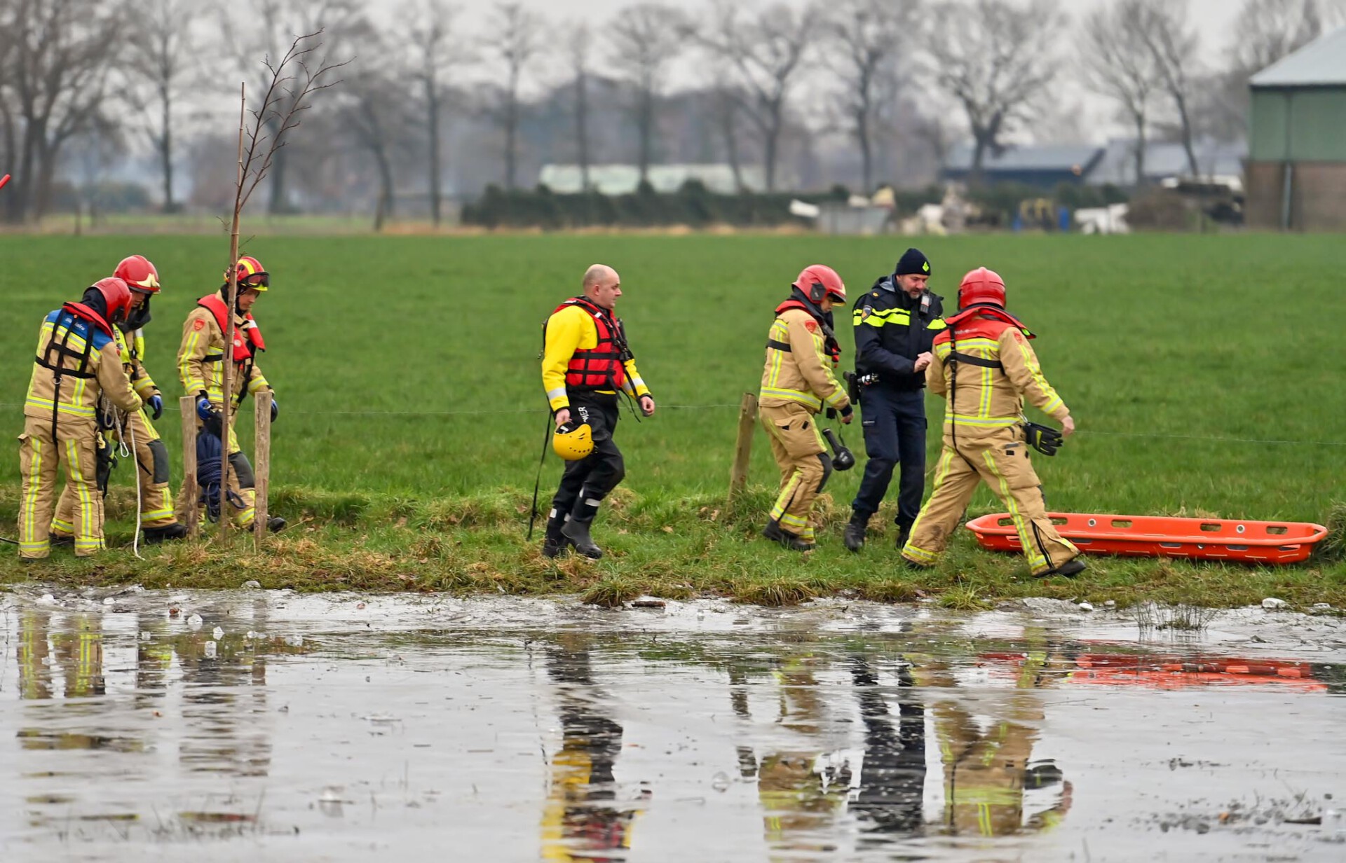 Hulpdiensten rukken groot uit voor vermiste jongen in water - 112Brabant