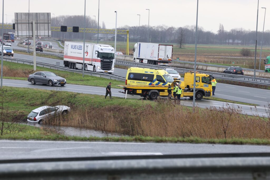 Auto belandt in het water langs de A2 bij Den Bosch - 112Brabant
