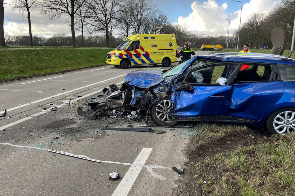 Drie gewonden na frontale botsing tussen auto en terreinwagen - 112Brabant