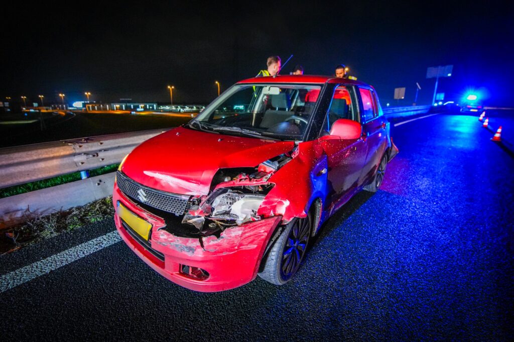 Auto krijgt klapband en ramt vangrail meerdere keren - 112Brabant