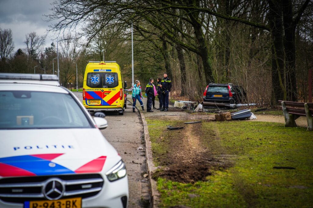 Auto raakt van weg af en komt tot stilstand tegen boom - 112Brabant