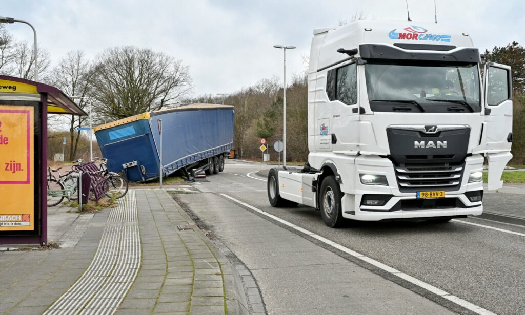 Vrachtwagen verliest trailer met 25 pallets - 112Brabant