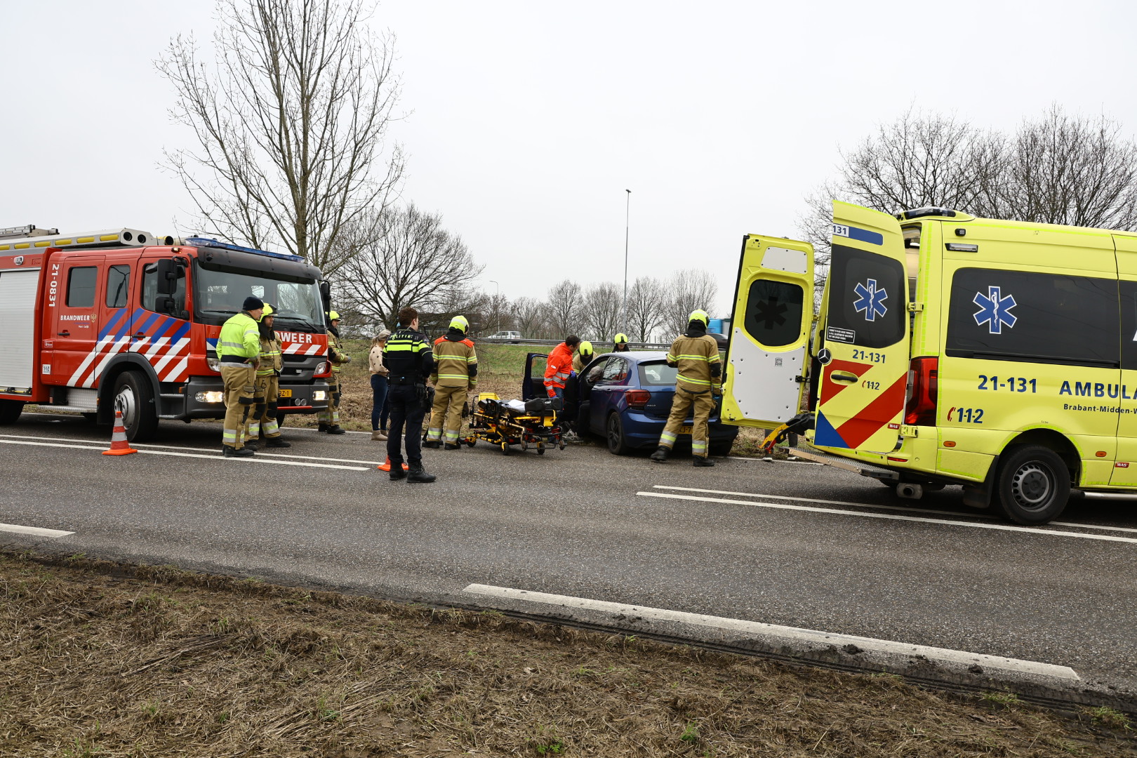 Auto botst tegen boom, automobilist gewond naar ziekenhuis - 112Brabant