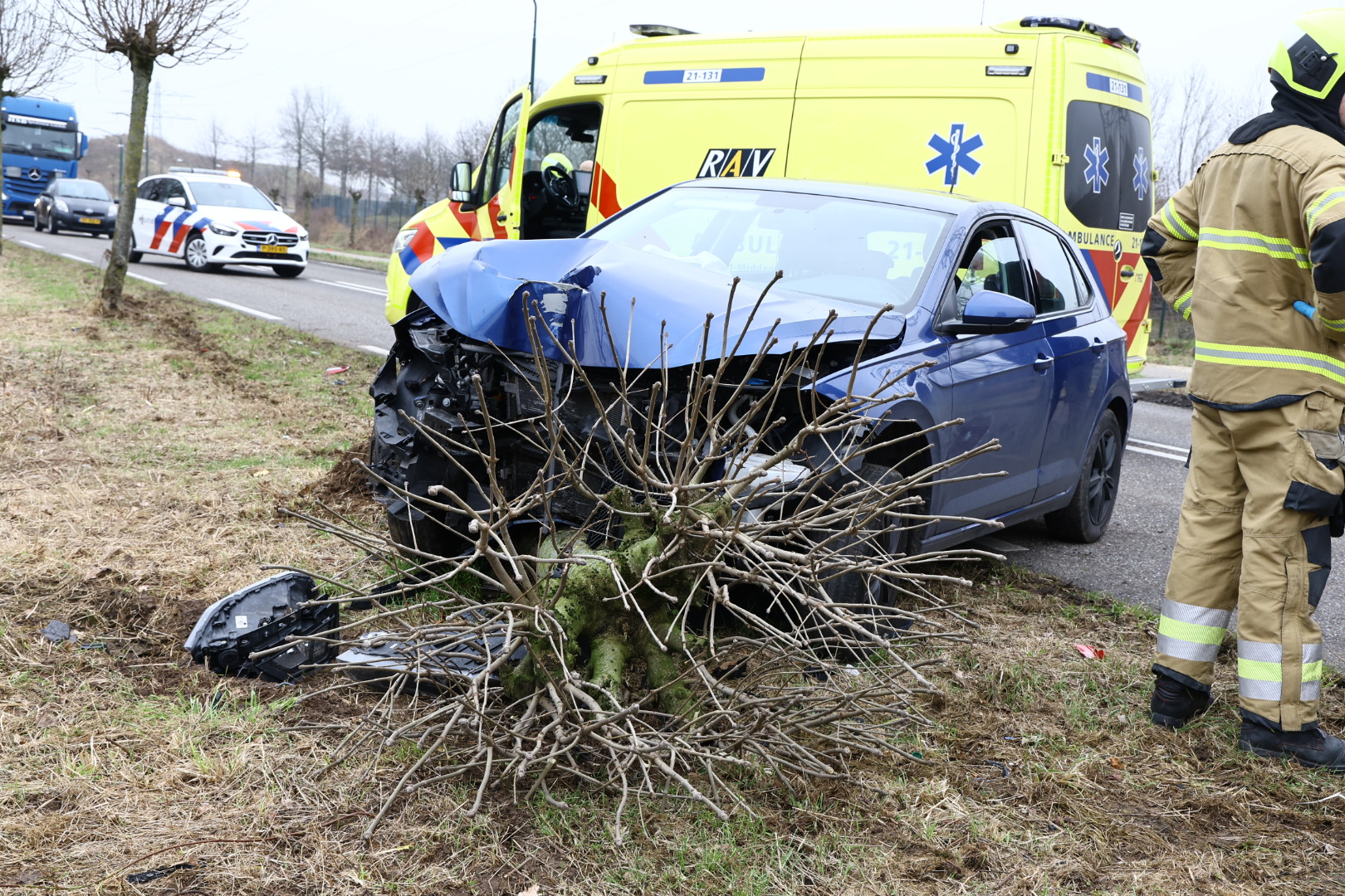 Auto botst tegen boom, automobilist gewond naar ziekenhuis - 112Brabant
