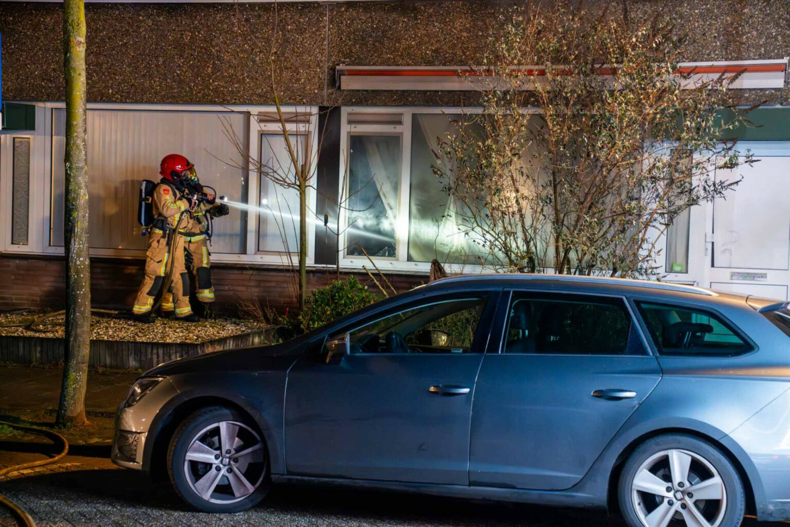 Ex van vrouw steekt woning in brand en bedreigt politie, schoten gelost ...