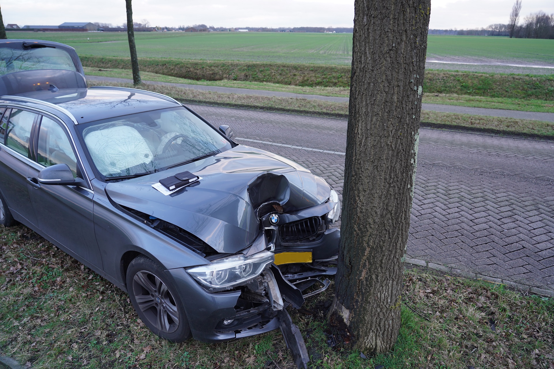 Automobilist verliest macht over het stuur en botst tegen boom - 112Brabant