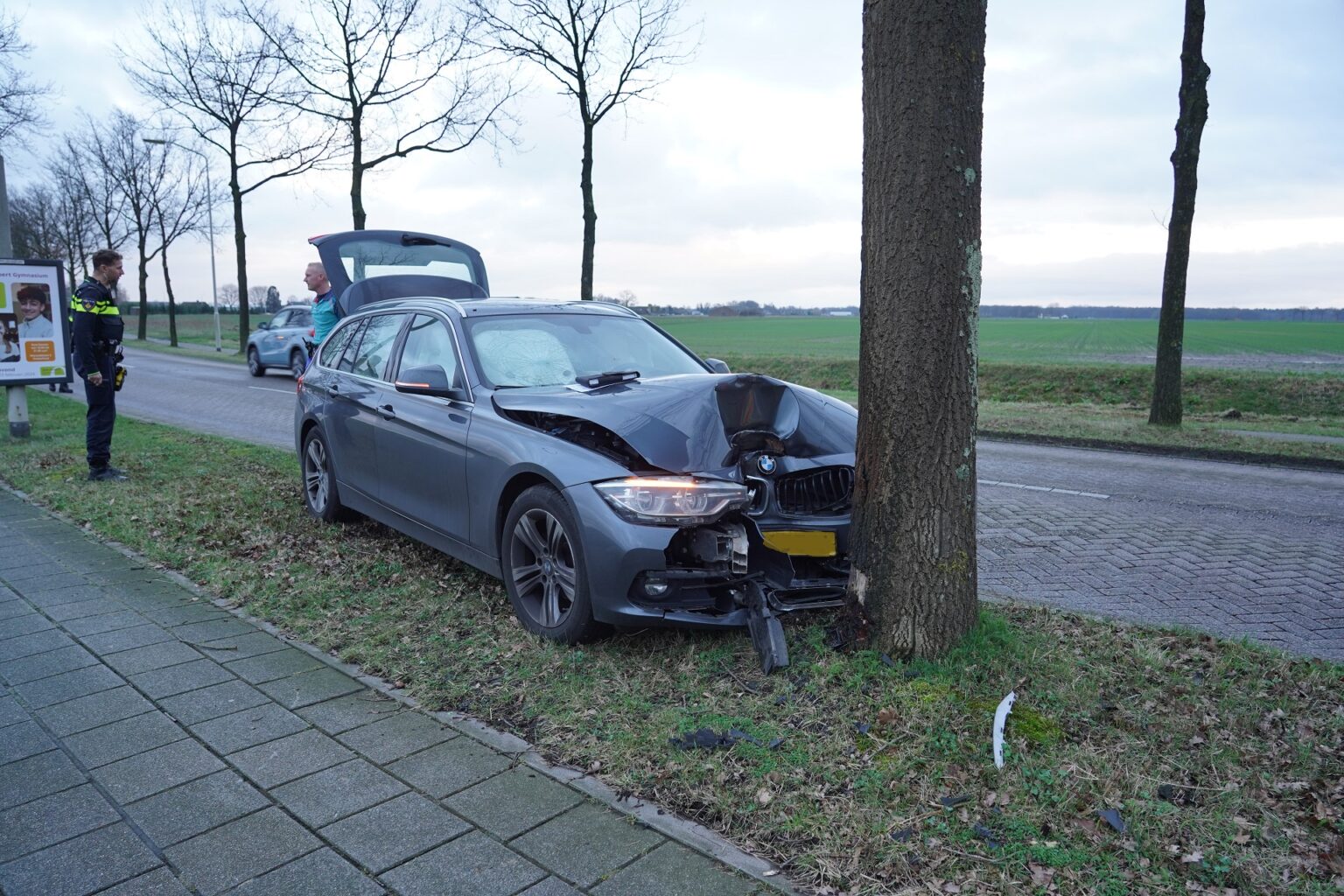 Automobilist verliest macht over het stuur en botst tegen boom - 112Brabant