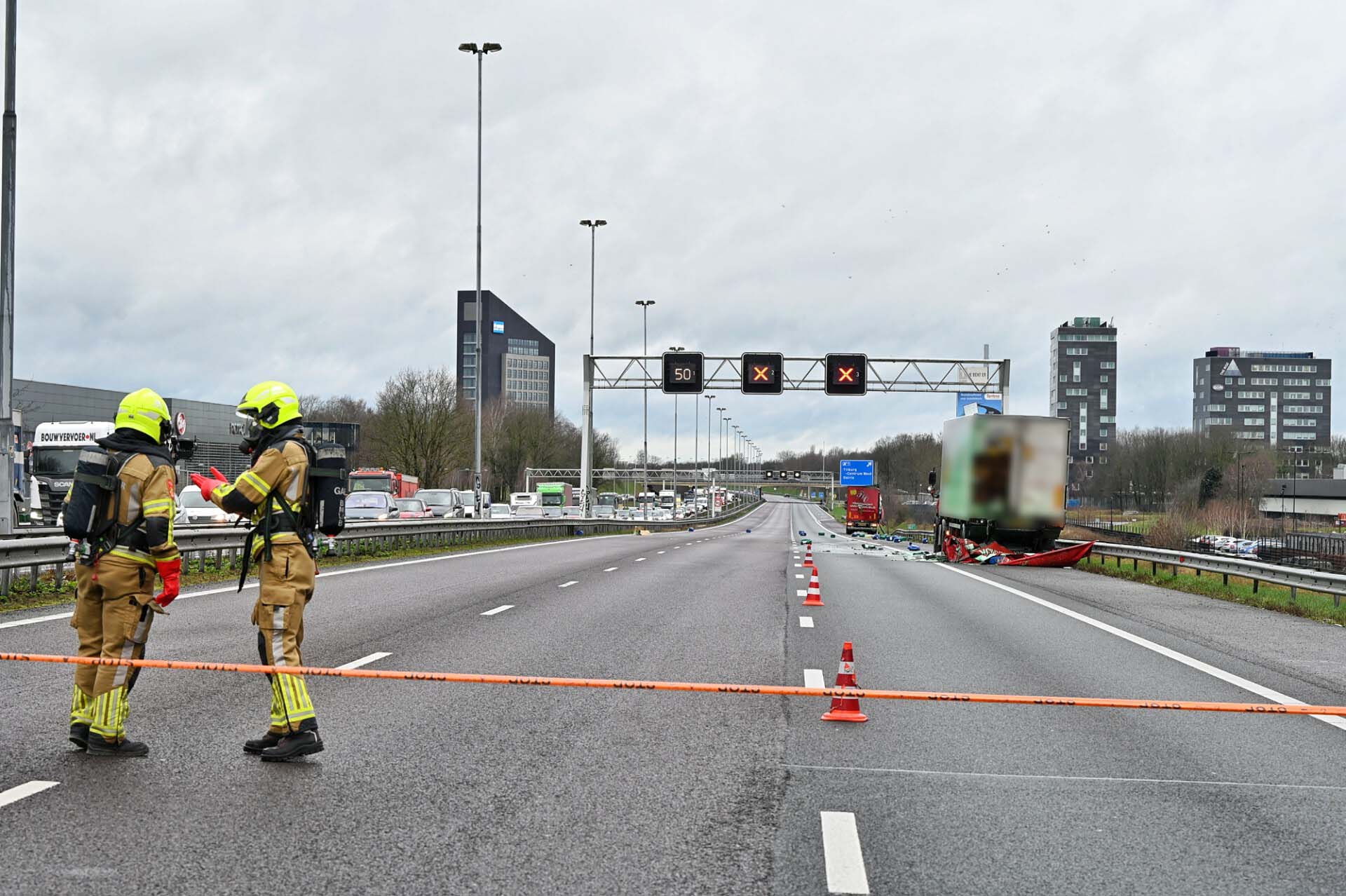 A58 tussen Tilburg en Breda afgesloten vanwege vaten met chemicaliën op de weg - 112Brabant