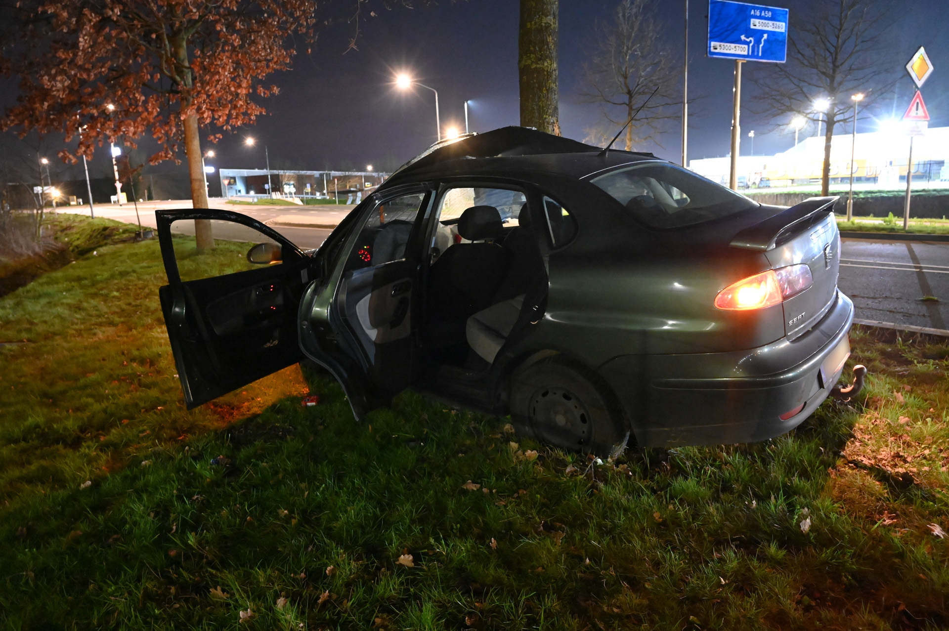 Auto zwaar beschadigd na botsing tegen boom - 112Brabant