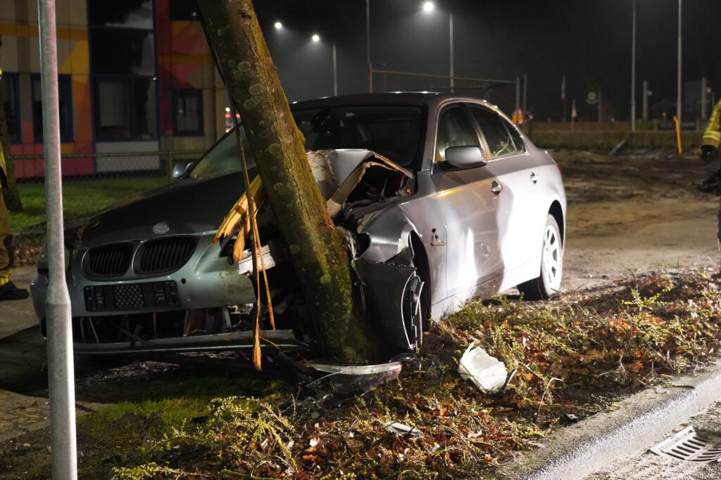 Auto crasht tegen boom, inzittenden spoorloos - 112Brabant