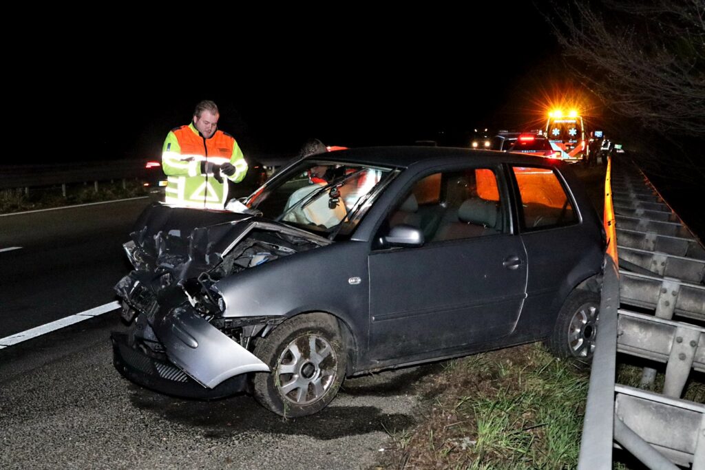 Auto botst tegen vangrail, bestuurder gewond - 112Brabant