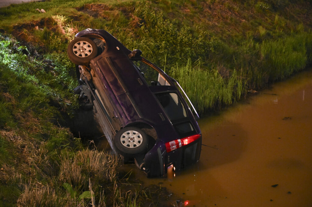 Vrouw verliest macht over stuur en belandt in sloot - 112Brabant