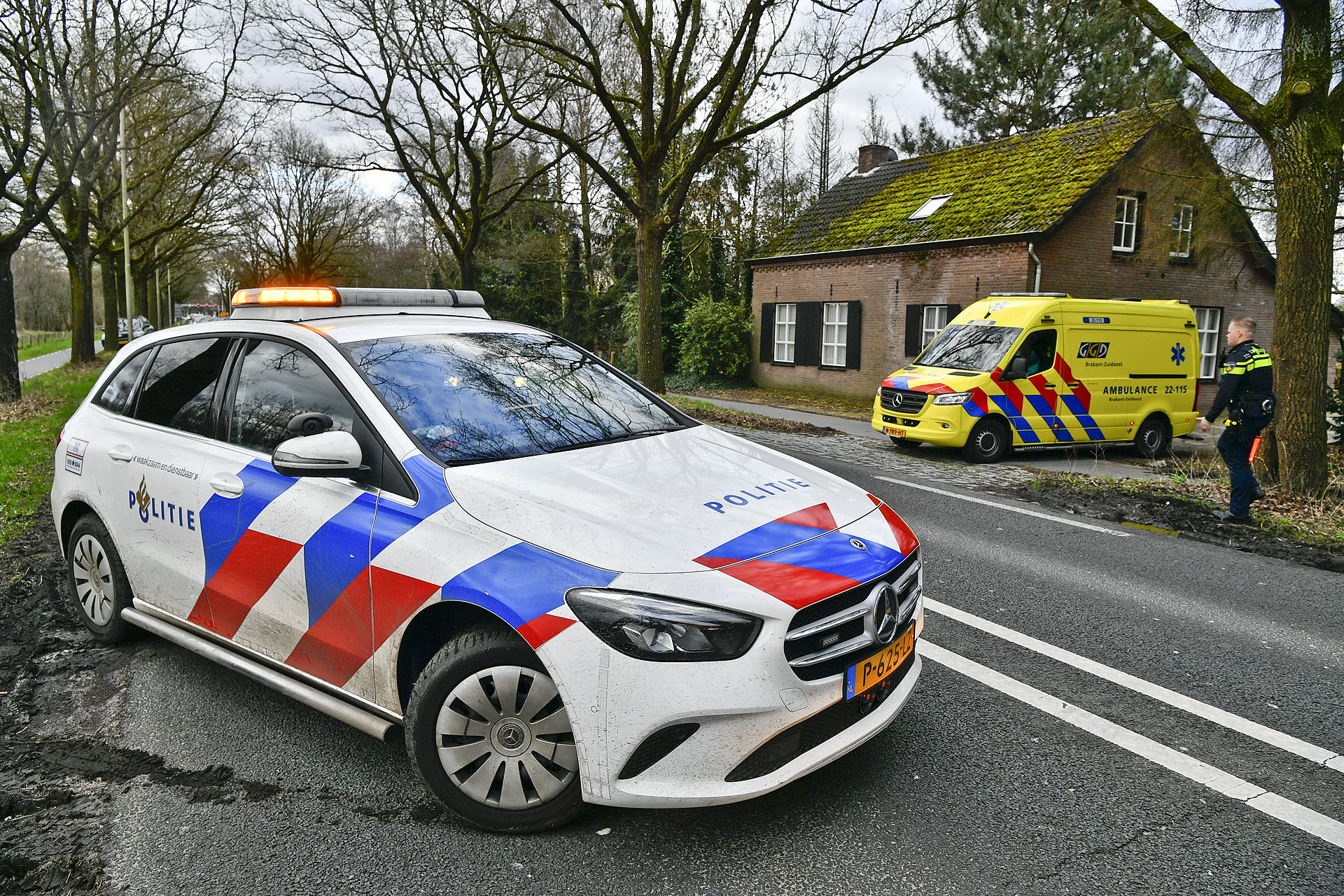 Bestuurder gewond na botsing tegen boom - 112Brabant
