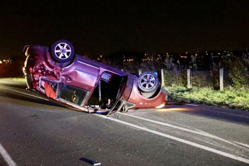 Automobilist verliest macht over stuur en belandt op z’n kop - 112Brabant