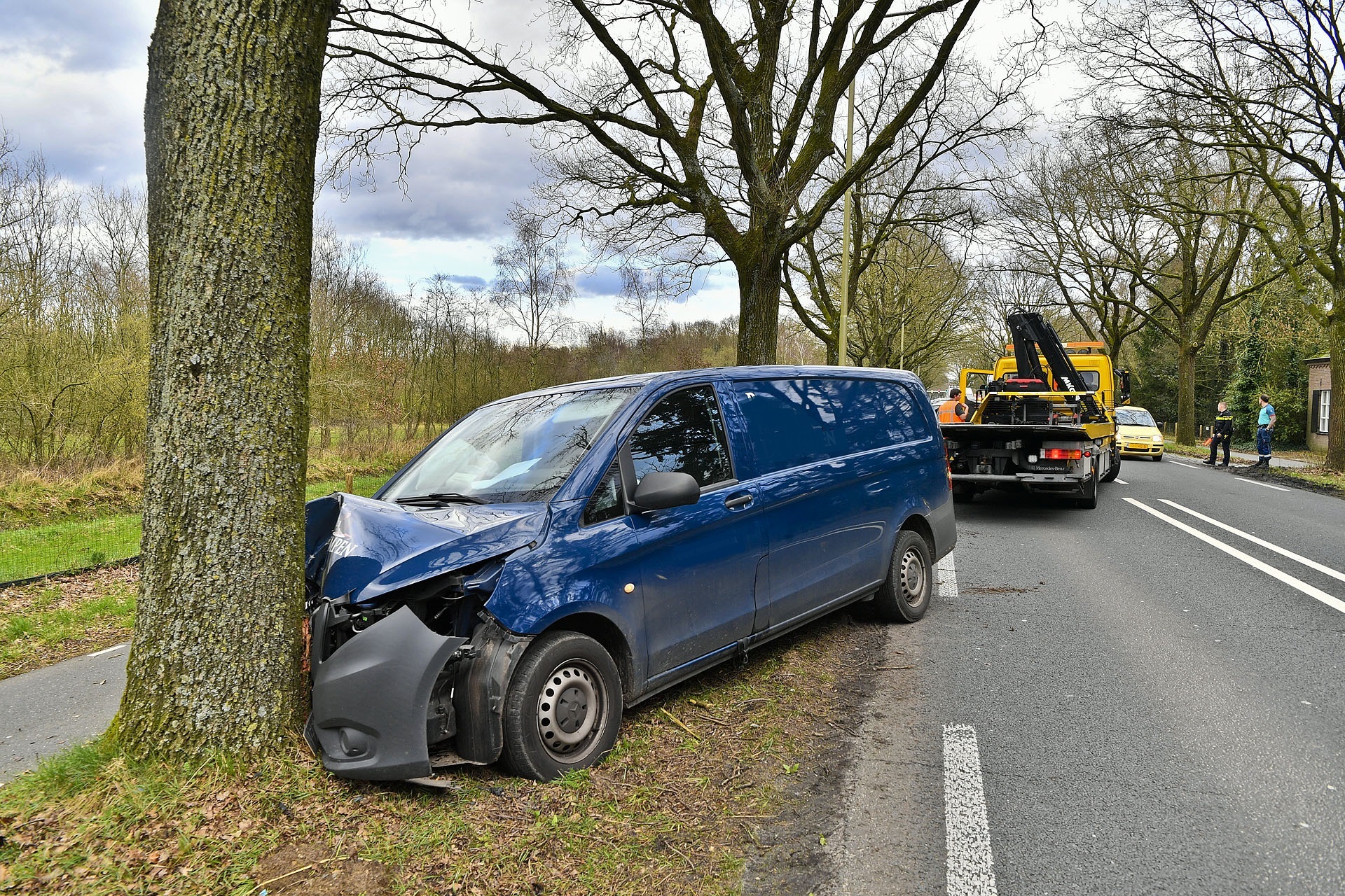 Bestuurder gewond na botsing tegen boom - 112Brabant