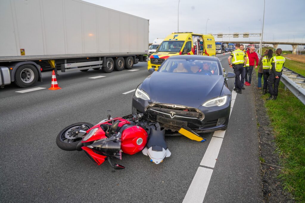 Tesla ramt motorrijder op snelweg - 112Brabant