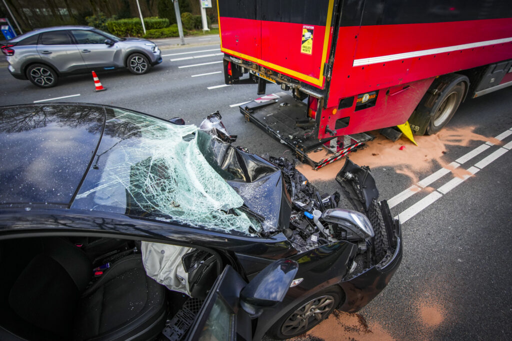 Automobilist valt in slaap en botst achterop vrachtwagen, vier gewonden - 112Brabant