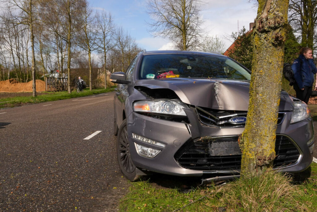 Auto botst tegen boom nadat bestuurder uitwijkt voor busje - 112Brabant