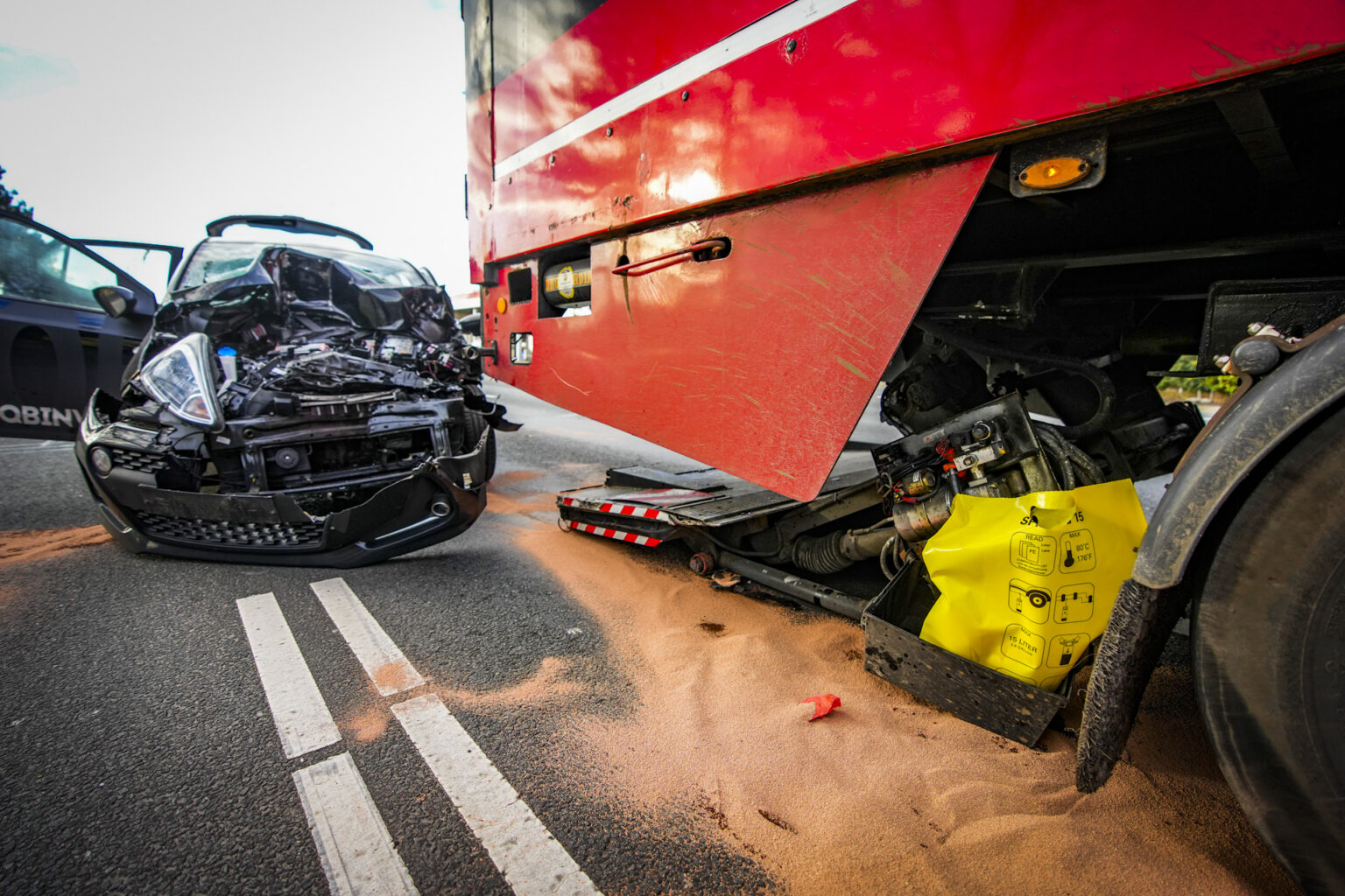 Automobilist valt in slaap en botst achterop vrachtwagen, vier gewonden - 112Brabant