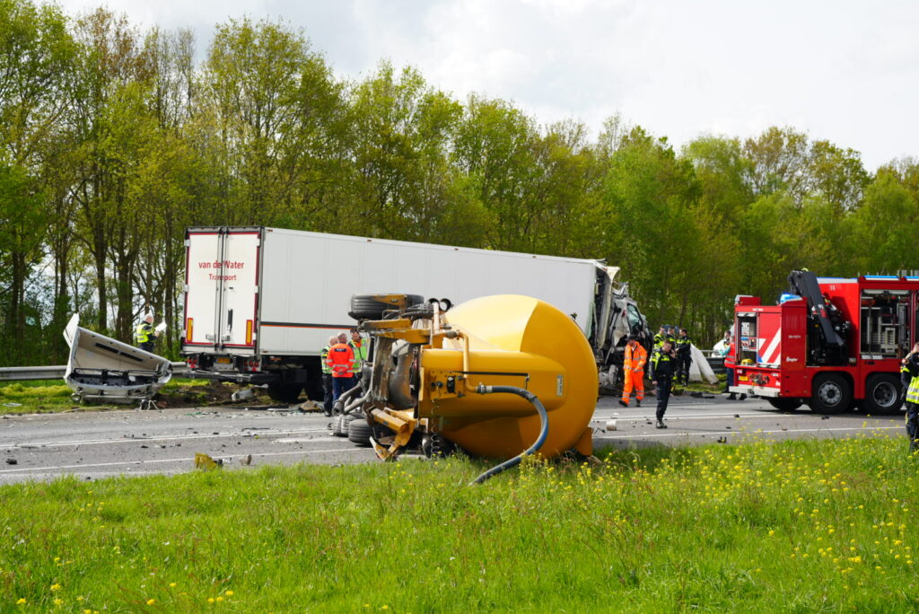 Ravage op A59 door botsing met drie vrachtwagens - 112Brabant