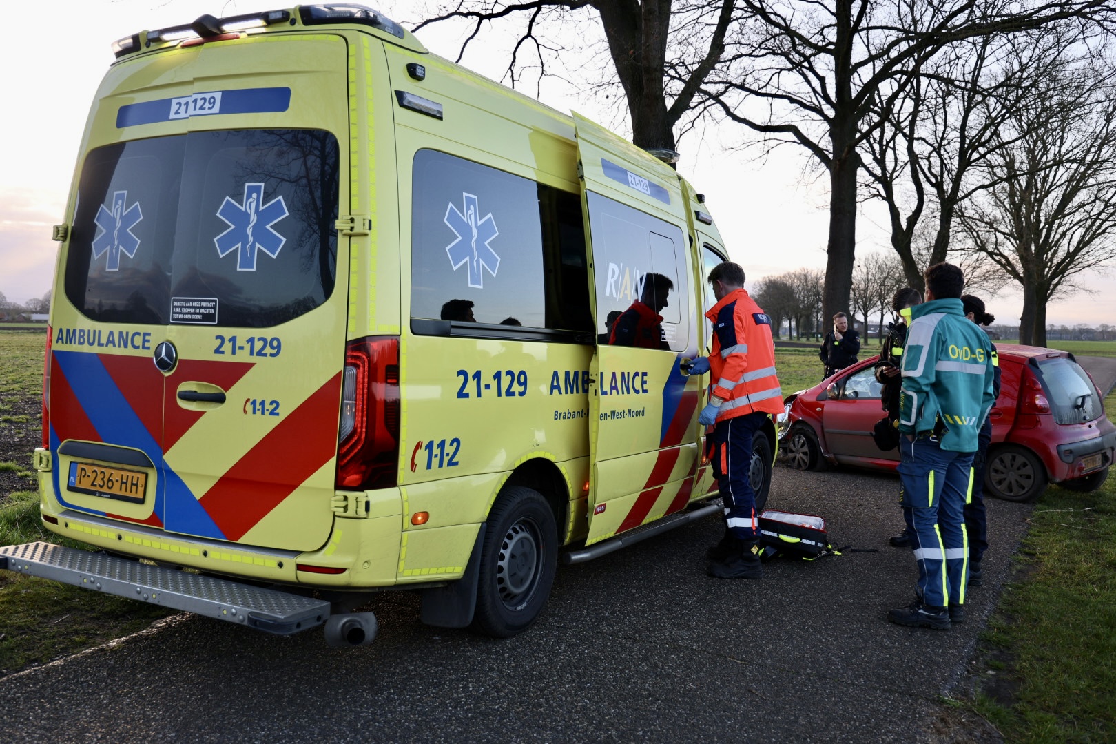 Twee gewonden na botsing tegen boom, trauma heli geland - 112 Nederland