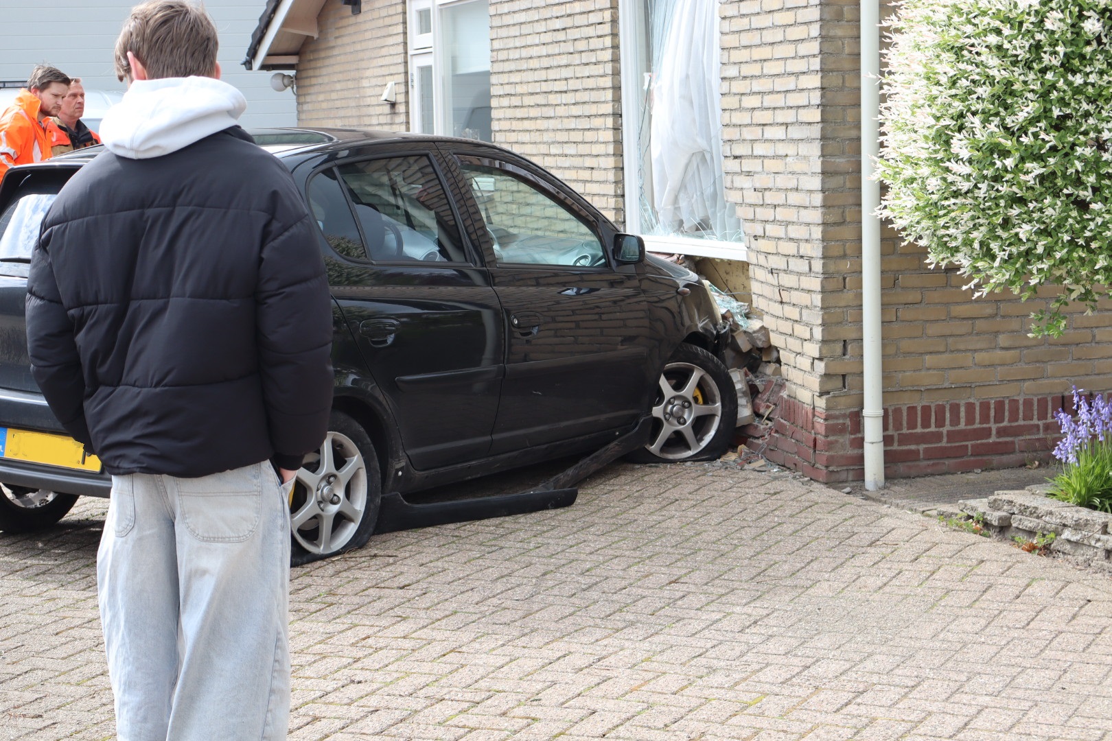 Automobilist verliest macht over stuur en komt tegen woning tot stilstand - 112Brabant