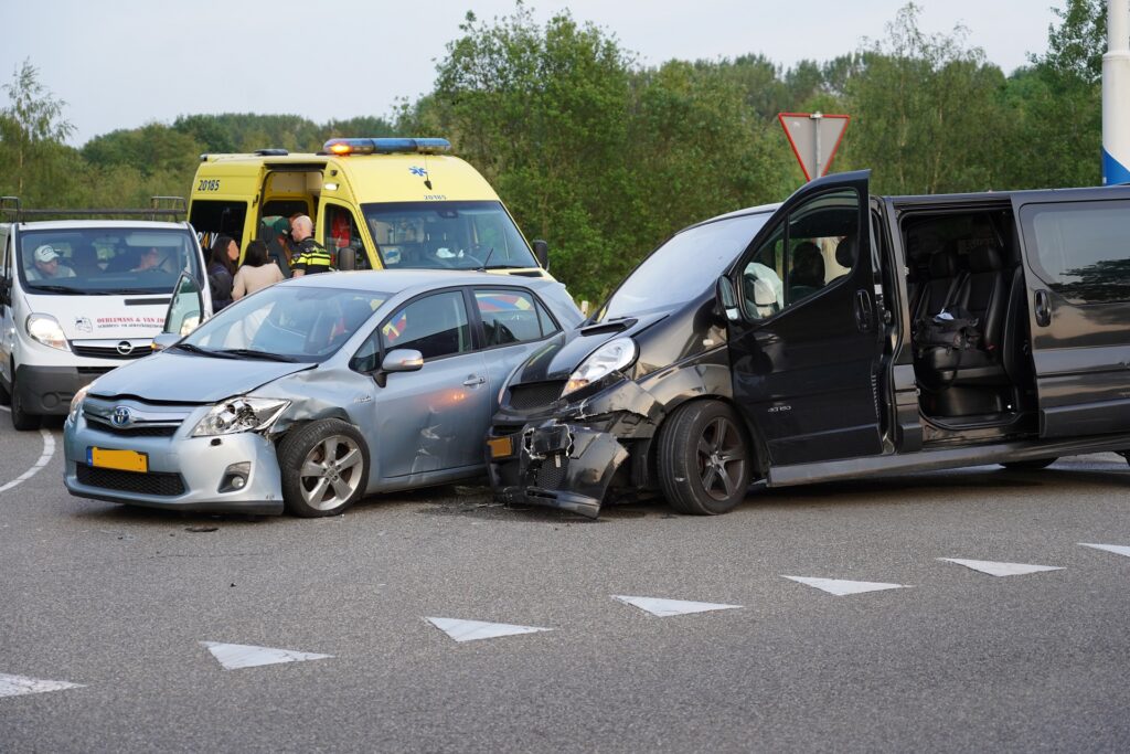 Veel schade na ongeval tussen twee auto’s en bestelbus - 112Brabant