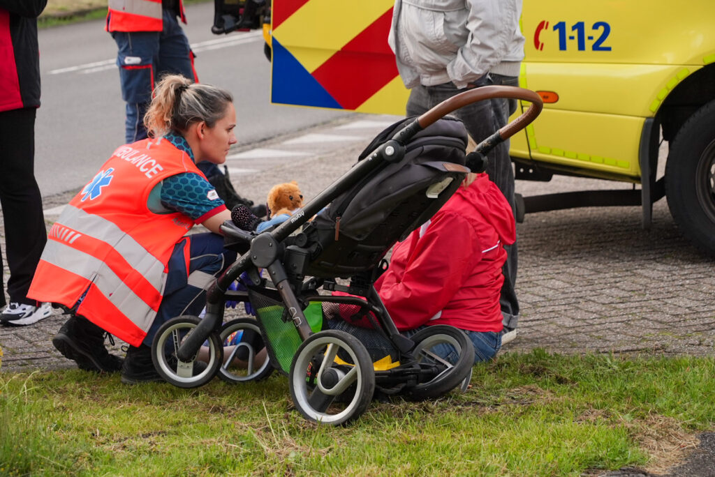 Vrouw met kinderwagen aangereden door busje - 112Brabant