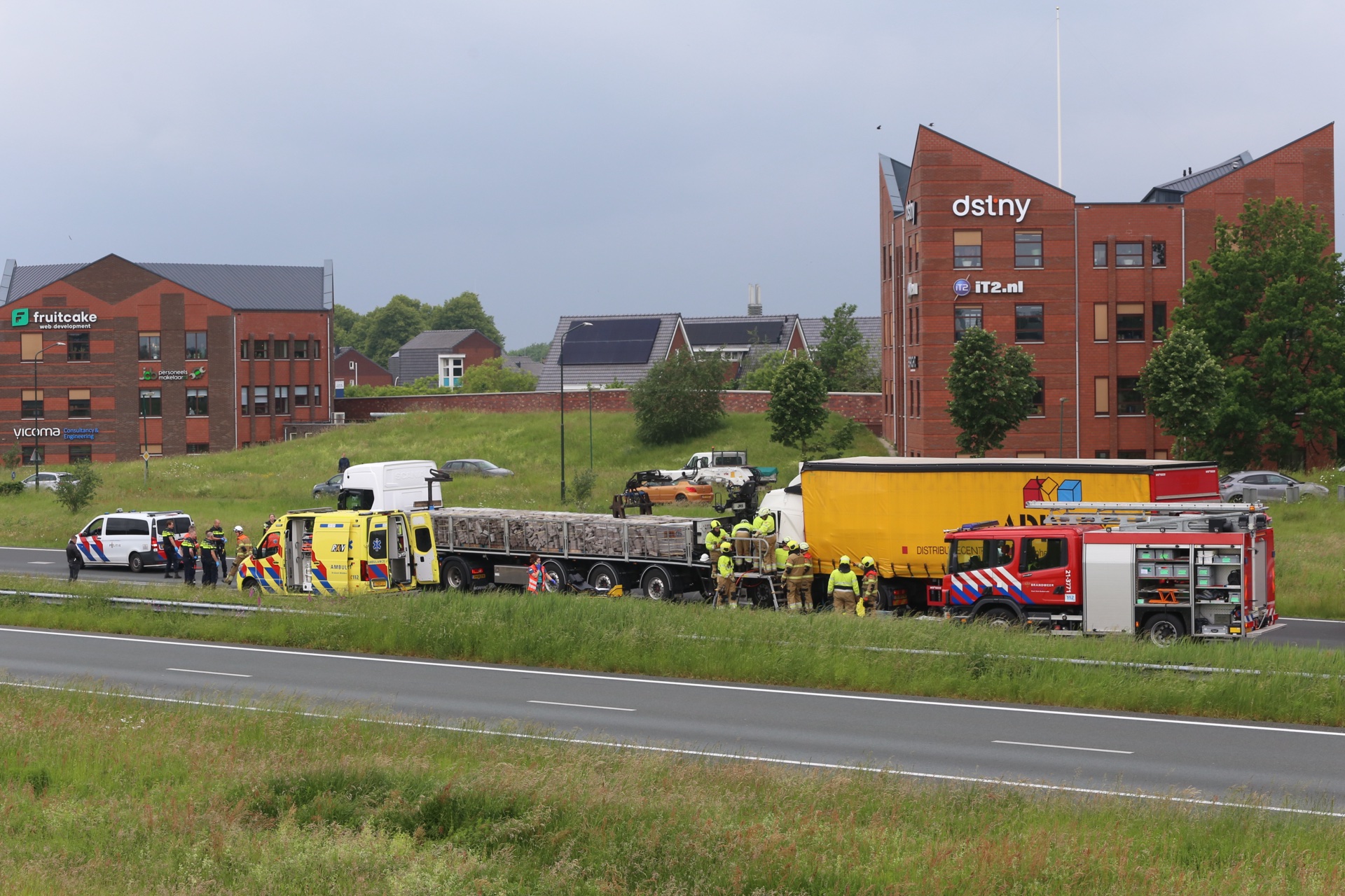 A50 richting Eindhoven dicht door botsing tussen twee vrachtwagens - 112Brabant