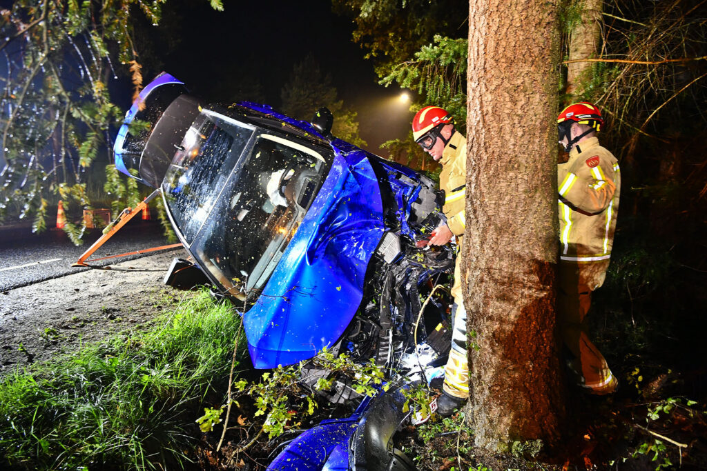 Automobilist botst tegen boom en wordt bevrijdt door de brandweer - 112Brabant