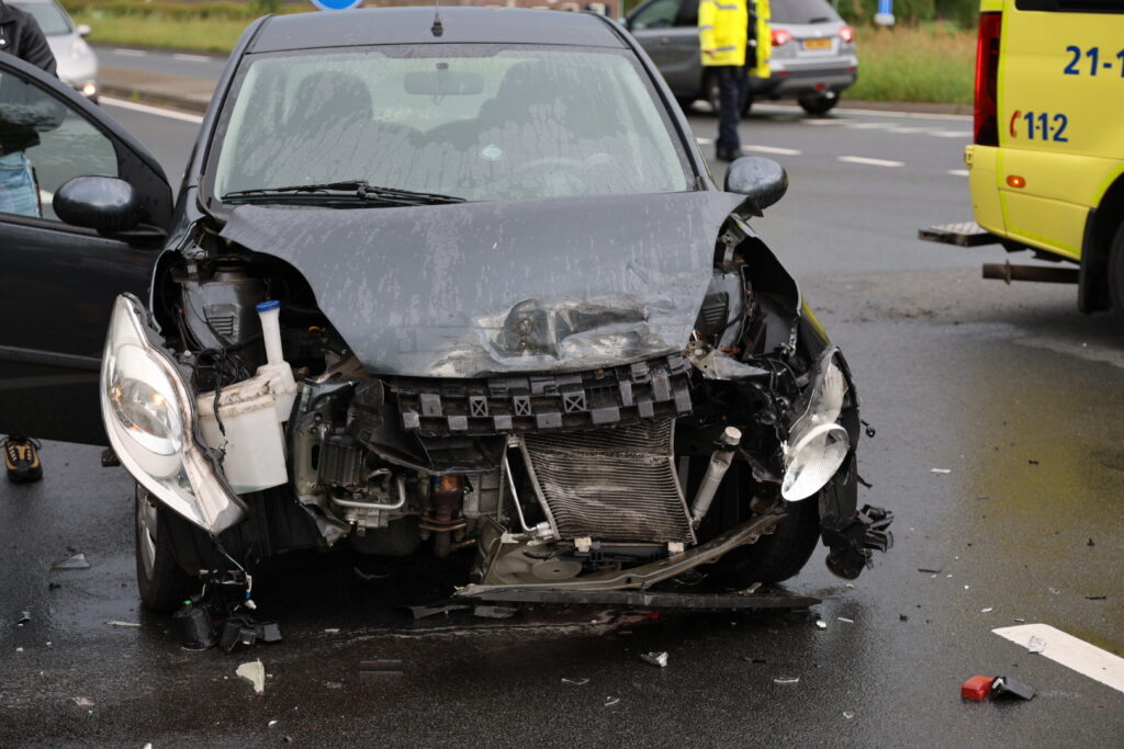 Veel schade na ongeval, weg tijdelijk afgesloten - 112Brabant