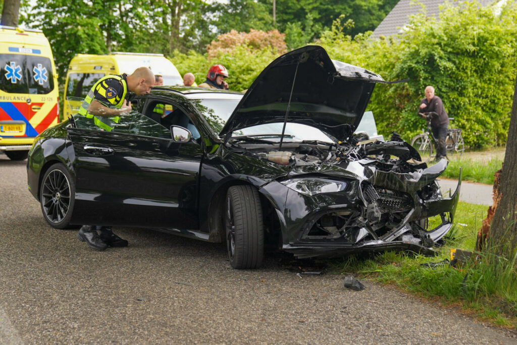 Auto botst tegen boom, bestuurder gewond - 112Brabant