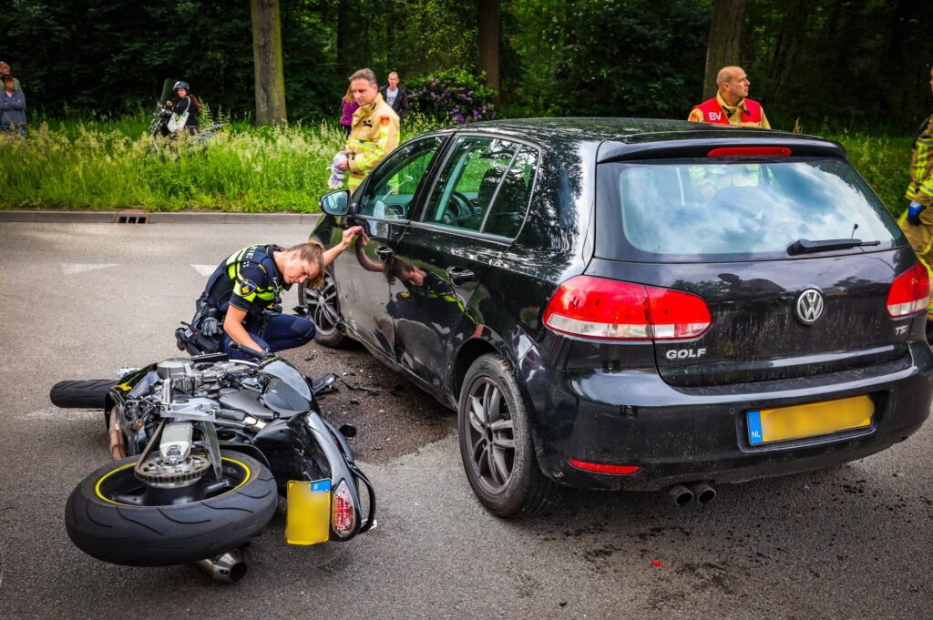Motorrijder botst tegen zijkant van auto en raakt zwaargewond - 112Brabant