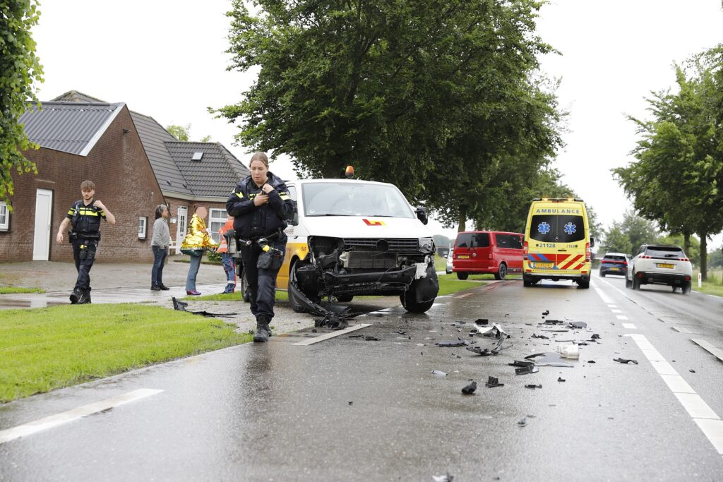 Veel schade na botsing tussen auto en busje - 112Brabant